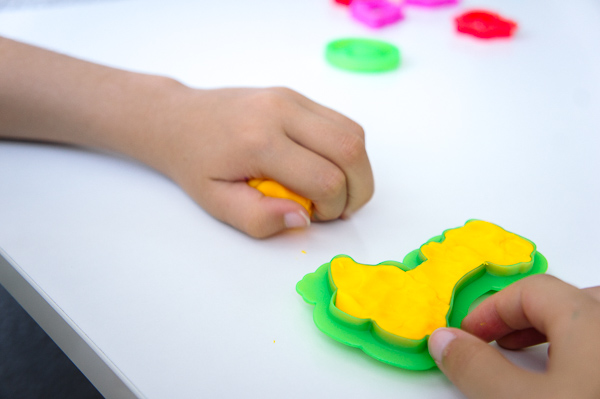 Desarrollo de la motricidad fina con plastilina - Material Escolar Blog